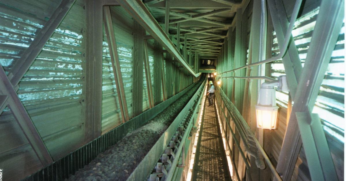 Steel belt conveyor for clinker transport from dome to dome | Magaldi