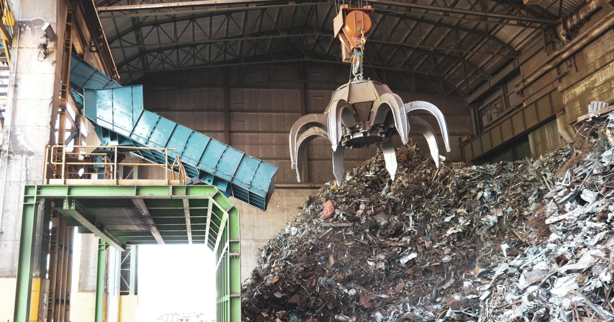 Heavy scrap conveyor for Scrap Sorting and Preparation | Magaldi