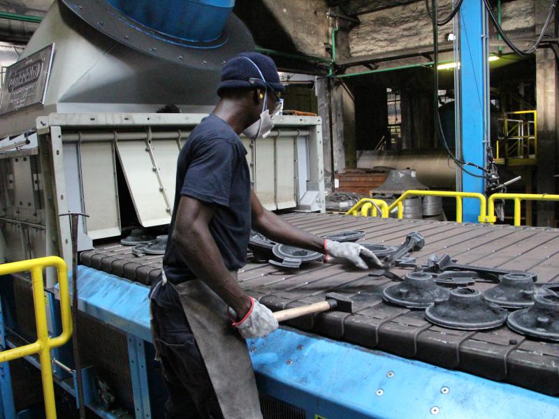 Casting degating & sorting conveyor | Magaldi