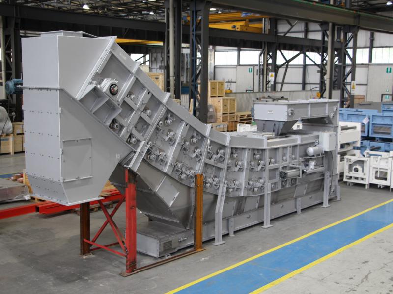 Bucket conveyor for hot clinker transport at steep inclines | Magaldi
