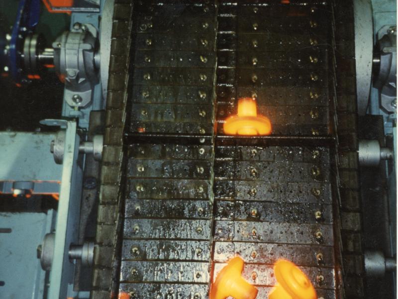 Steel belt conveyor for hot forged parts | Magaldi