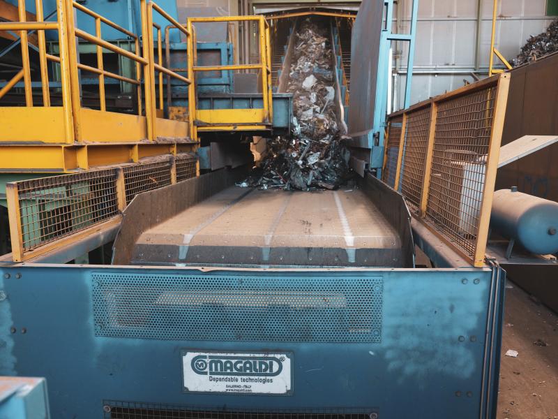 Heavy scrap conveyor for Scrap Sorting and Preparation | Magaldi